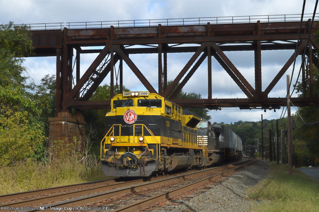 NS 1069 and train 24M